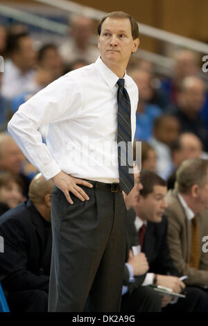 Oregon head coach Dana Altman, center, reacts during the first half of ...