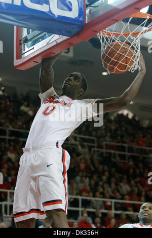 St. John's Dwayne Polee Jr. dunks during the second half of an NCAA ...