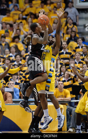 Marquette Golden Eagles guard Sean Jones (22) penetrates to the basket ...
