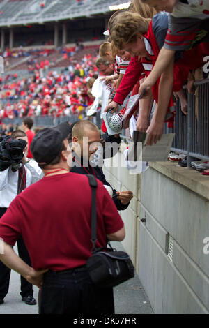 Ohio State linebacker Ross Homan (51) sacks Cincinnati quarterback ...