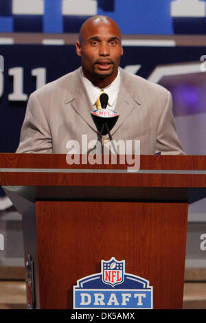 Former Jacksonville Jaguars player Donovin Darius is honored on the ...