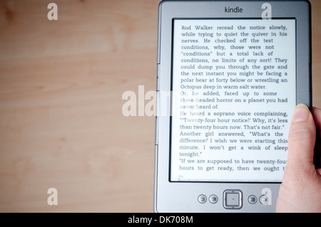 woman hand holding a Kindle reader Stock Photo - Alamy
