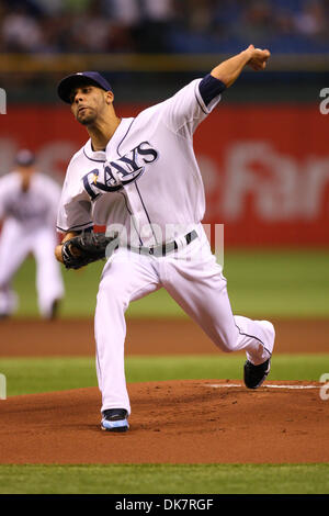 Cincinnati Reds starting pitcher Luke Weaver delivers against the ...