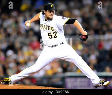 St. Louis Cardinals pitcher Joel Pineiro throws against the Pittsburgh ...