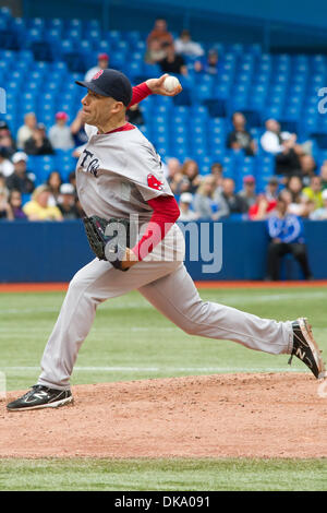 Boston Red Sox pitcher Alfredo Aceves (91) throws during a baseball ...
