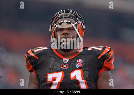 Cincinnati Bengals tackle Andre Smith (71) talks with Michael Johnson ...