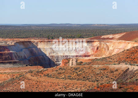 Open cut gold mine, Mount Magnet Western Australia Stock Photo - Alamy