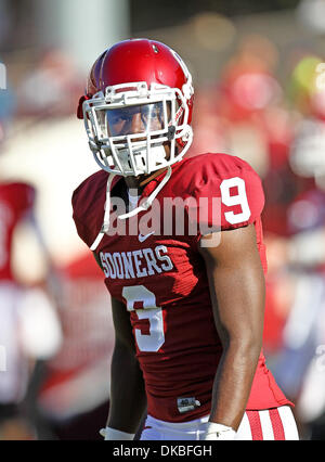 Oklahoma defensive back Gabe Lynn (9) rushes during the first half of ...