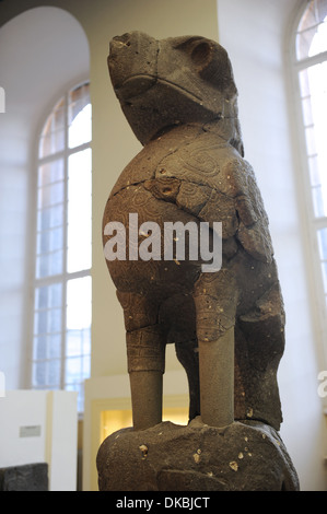 Mesopotamia. Halaf culture. Neolithic. Syria. Colossal statue of a bird ...