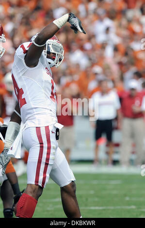Oklahoma defensive back Aaron Colvin looks to the field at the NFL ...