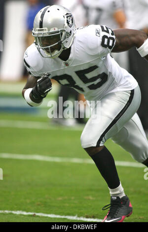 Oakland Raiders wide receiver Darrius Heyward-Bey (12) bobbled a pass ...