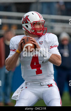 Miami (Ohio) quarterback Zac Dysert (4) looks to pass against Akron in ...