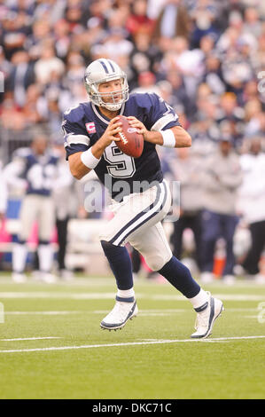 Dallas Cowboys' Tony Romo drops back to pass in the second quarter ...