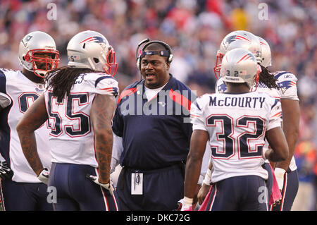 New England Patriots defensive line coach DeMarcus Covington wears a ...