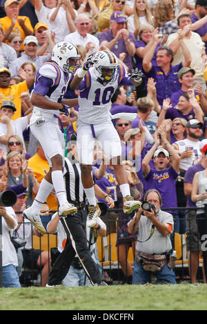 LSU wide receiver Russell Shepard (10) catches a pass during NCAA ...