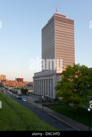 William Snodgrass Tennessee Tower behind bronze Victory statue at the ...