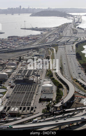 Apr 30, 2007 - Oakland, CA, USA - Evening traffic goes through the ...