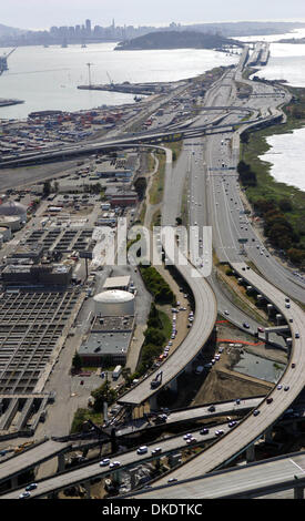 Apr 30, 2007 - Oakland, CA, USA - Evening traffic goes through the ...