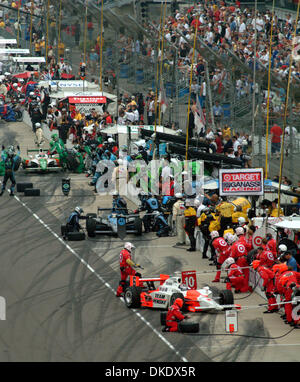 2007 Indianapolis 500 winner Dario Franchitti poses at the start finish ...