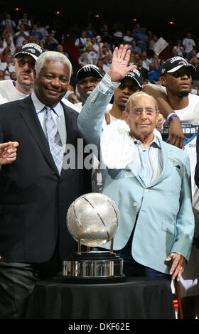 Orlando Magic owner Rich DeVos, right, greets former NBA player ...