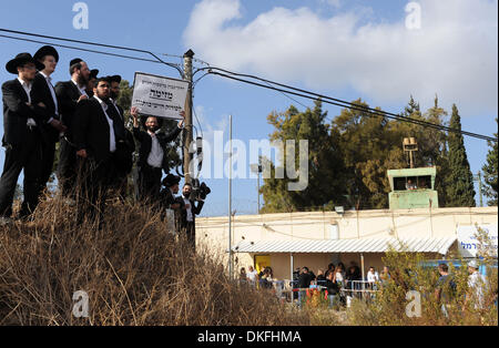 Ultra-Orthodox Jewish yeshiva students dance after lighting candles to ...