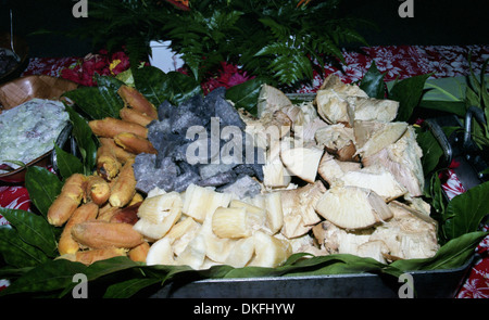 Two women preparing traditional polynesian food. Raroia. Tahiti Stock ...