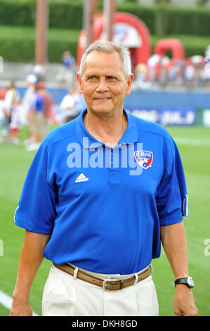FC Dallas head coach Schellas Hyndman, left, instructs his team during ...