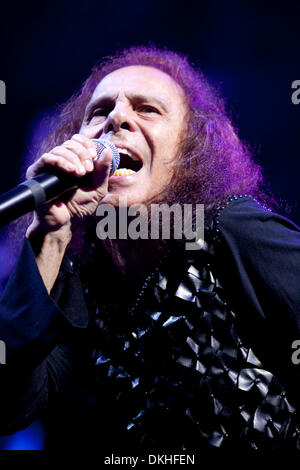 Heaven and Hell lead singer Ronnie James Dio singing with Tony Iommi ...