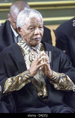 NELSON MANDELA 'DANCING WITH THE DONS' AT CAMBRIDGE UNIVERSITY Stock ...