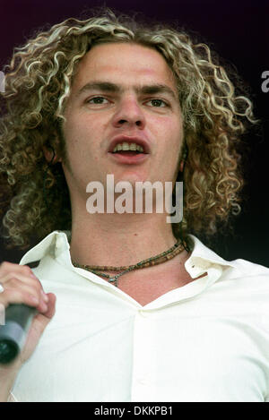 JOE WASHBOURNE.LEAD SINGER ''TOPLOADER''.KINROSS, SCOTLAND.07/07/2001 ...