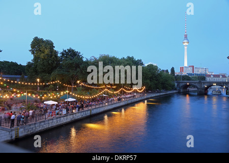 Berlin Spree Fernsehturm Strandbar am Amphitheater Stock Photo - Alamy