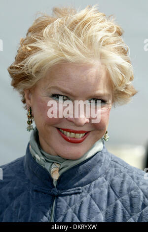 ELLEN BURSTYN.ACTRESS.S, USA.SANTA MONICA BEACH, LOS ANGELE.23/03/2002 ...