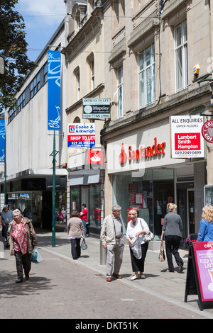 Pedestrian shopping street with shop to let sign in town centre ...