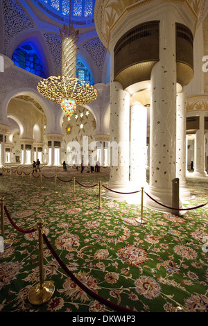 Prayer room of the Sheikh Zayed Mosque, Abu Dhabi, United Arab Emirates ...