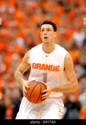 Syracuse guard Andy Rautins (1) looks for the open teammate in the ...