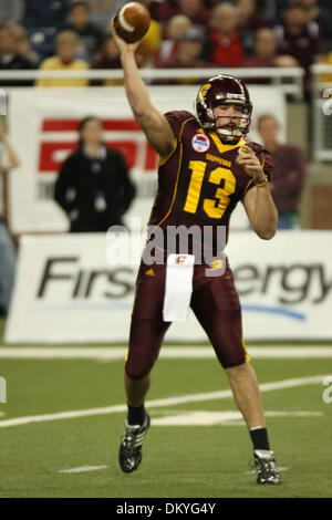 Quarterback Dan Lefevour of Central Michigan works out during their ...