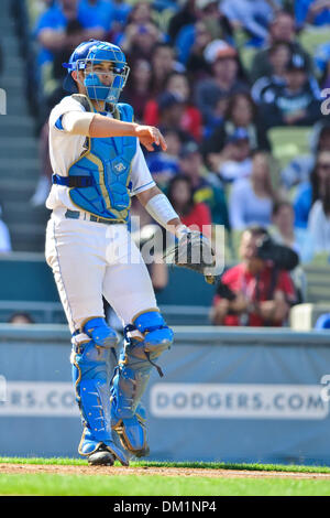 Los Angeles Dodger catcher Steve Yeager, left back, holds Pirate ...