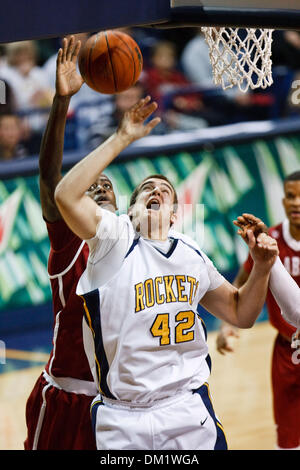 Toledo forward Jordan Dressler (42) and Alabama forward JaMychal Green ...