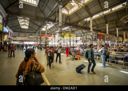 Calcutta (Kolkata), India train station Stock Photo - Alamy
