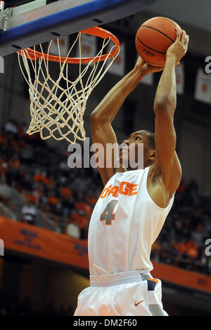Syracuse forward Wesley Johnson (4) catches the rebound for the dunk in ...
