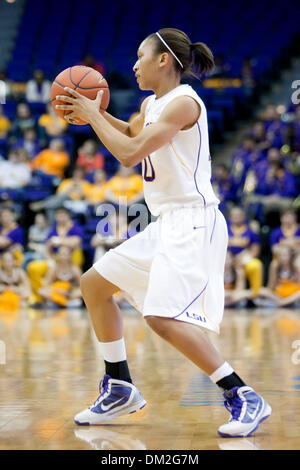 LSU guard Adrienne Webb, center, celebrates after hitting a three-point ...