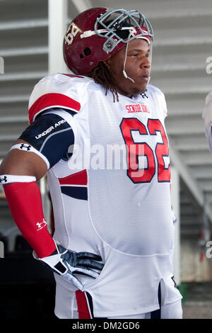 Under Armour Senior Bowl; Alabama tight end Colin Peek greets the fans ...
