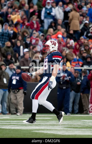 Wisconsin tight end Garrett Graham (89) hauls in a touchdown pass ...