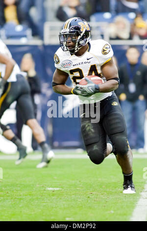 Missouri running back Derrick Washington (24) scrambles for yardage ...