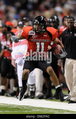 Texas Tech wide receiver Tramain Swindall (11) makes the reception down ...