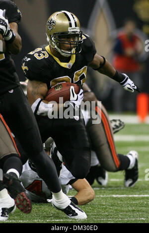 27 December 2009: Saints runningback Pierre Thomas (23) runs the ball ...