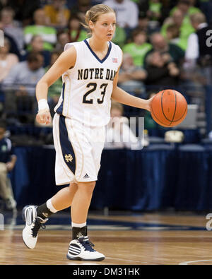 Notre Dame guard Melissa Lechlitner, right, drives the lane as ...