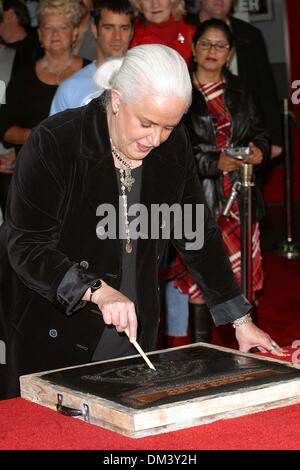 Oct. 22, 2002 - Hollywood, CALIFORNIA - GRACE SLICK AND HER DAUGHTER ...