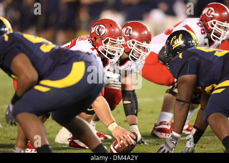 Utah Utes center Zane Taylor #77 sets up against Cal Bears defense ...