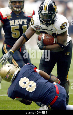 Mizzou Tigers Tailback Derrick Washington (24) gets throught he hole ...